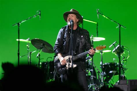 Eddie Vedder homenageia Shane MacGowan e Sinéad OConnor em concerto