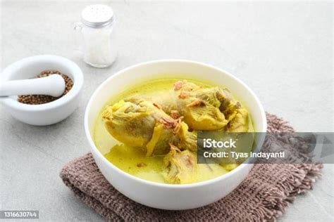 오포 아얌 회색 배경에 흰색 그릇에 인도네시아 전통 음식 코코넛 밀크와 향신료로 요리 한 닭고기로 만든 오포 0명에 대한 스톡 사진 및 기타 이미지 Istock