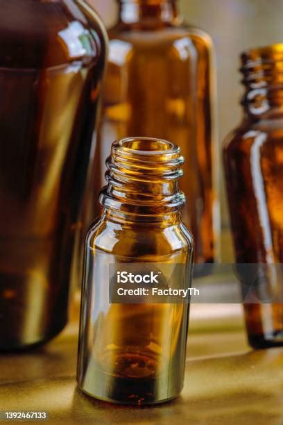 약 향기 에센스 오일 및 물약을위한 작은 호박색 유리 병을 열었습니다 병에 대한 스톡 사진 및 기타 이미지 병 0명 갈색 Istock
