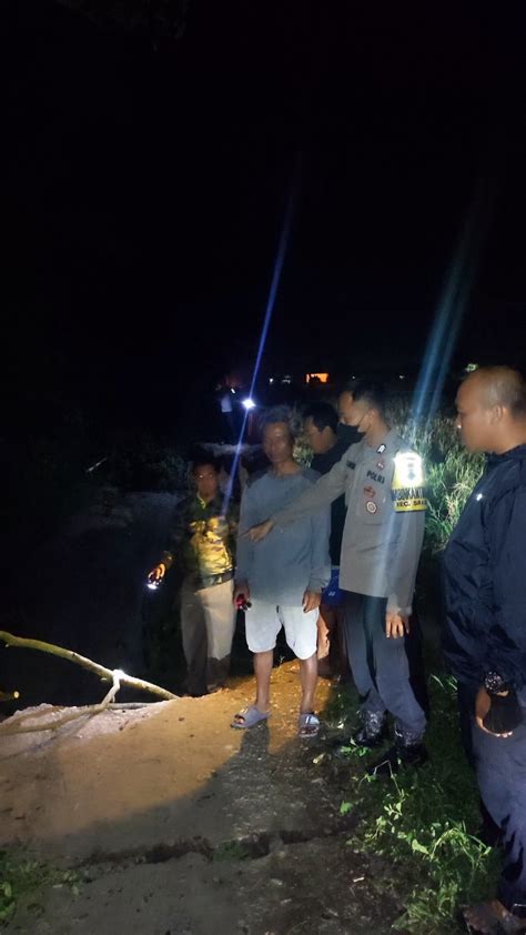 Jalan Penghubung Dua Desa Di Sragi Amblas Berita Merdeka Online