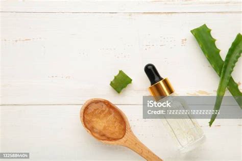 알로에 베라와 흰색 배경에 오일 병 나무 숟가락에 알로에 베라 젤 세로 사진 건강관리와 의술에 대한 스톡 사진 및 기타 이미지 건강관리와 의술 구도 물 Istock
