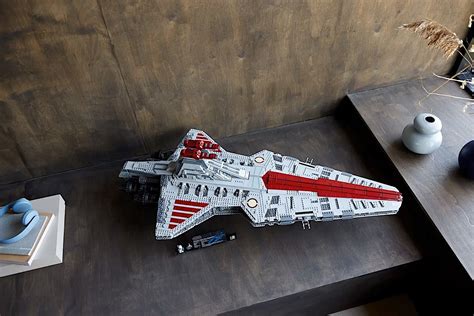 650 Venator Class Attack Cruiser Will Soon Land On Your Desk As A