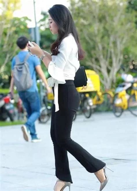 东莞街拍：极具性感的紧身裤美女，露出小蛮腰，秀出傲人身材