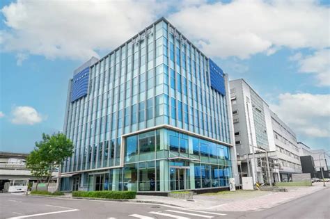 《匯勝汽車》斥資 12 億元打造｜《volvo》台北濱江據點啟用 賞車能邊看飛機