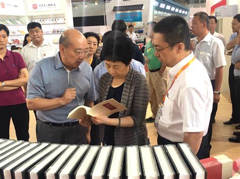 严隽琪视察2016BIBF中国出版集团展区 王涛李岩陪同 图片新闻 新闻中心 中国出版集团公司
