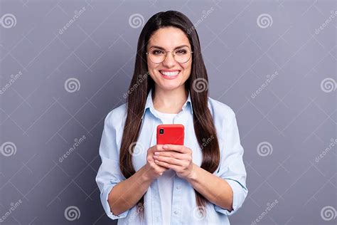 Foto De Una Jovencita Adorable Y Brillante Vestida Gafas De Camisas