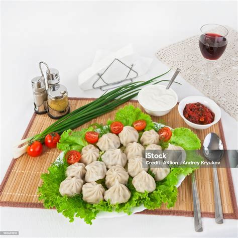 토마토와 양파 녹색으로 Kinkali입니다 간장 소스와 사 우 어 크림으로 봉사 하십시오 지상된 후추와 겨자 멋진 보탬이 될