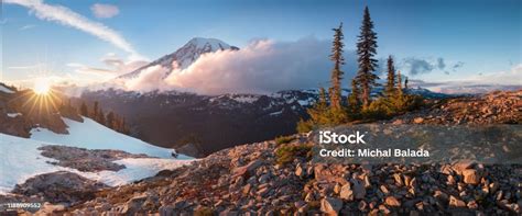 14 411 피트의 고도에 앉아 주변 산 위에 레이니어 타워 그것은 세계에서 가장 위험한 화산 중 하나로 간주됩니다 봄 화창한 날 미국 워싱턴 눈 냉동상태의 물에 대한 스톡