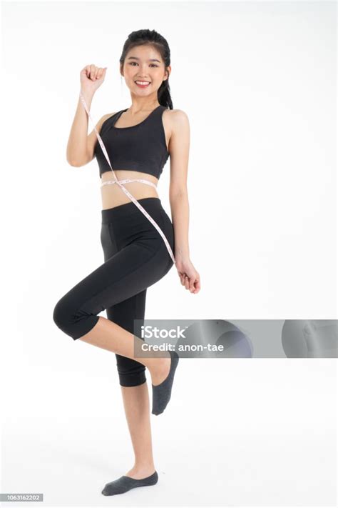 발랄 한 젊은 아시아 여자 요가 연습을 하 고 흰색 배경적합성에 대 한 건강 한 생활 개념에 고립 된 슬림 가냘픈에 대한 스톡 사진 및 기타 이미지 Istock