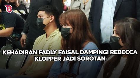 Tepis isu putus, intip 5 momen Fadly Faisal setia dampingi Rebecca Klopper jalani persidangan ...