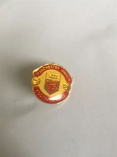 MANCHESTER UNITED FOOTBALL Club Enamel Badge Crest Metal Pin Badge UK