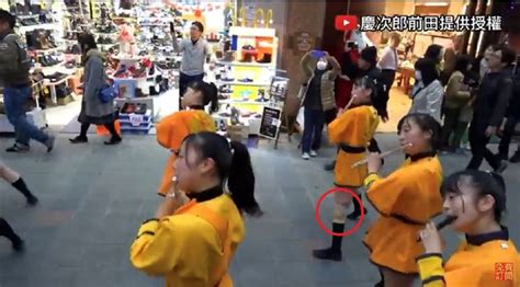 橘色惡魔「義肢女孩」身分起底！成魔原因曝光 令人噴淚