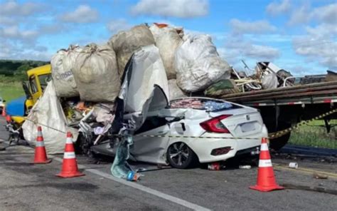 Pai Mãe E Três Filhos Morrem Em Batida Entre Carro E Carreta Tribuna