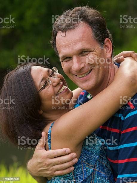 결혼했나요 커플입니다 Cuddling 기혼에 대한 스톡 사진 및 기타 이미지 기혼 미소 사람들 Istock