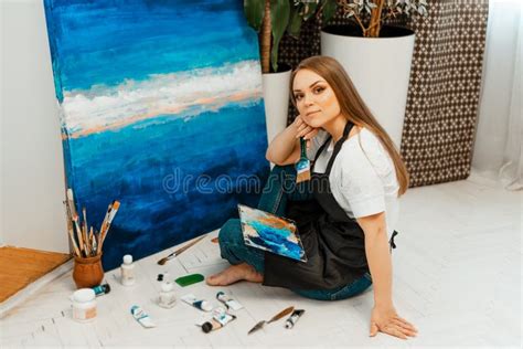 Arte El Trabajo Del Artista Una Joven Y Hermosa Artista Pinta Una