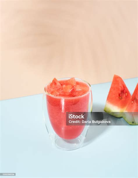 파스텔 블루와 베이지 배경에 얼음과 수박 베리 과일 신선한 음료 대각선 프로제임 트렌디 한 그림자 여름 칵테일과 수박 스무디 건강한 음식 0명에 대한 스톡 사진 및 기타