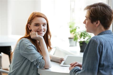 Jeune Fille Samusant Avec Son Petit Ami Photo Gratuite