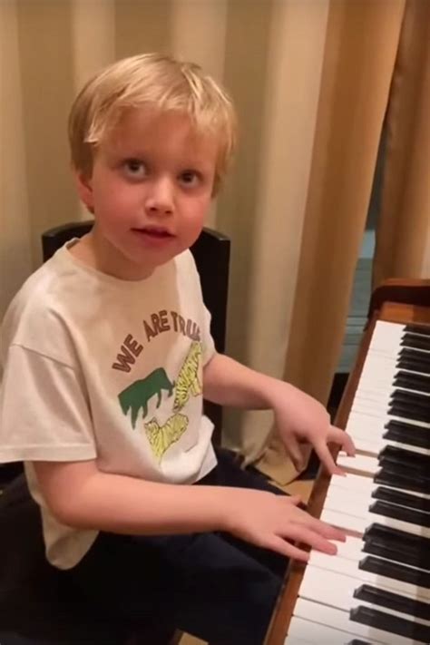 Собчак опубликовала фото подросшего сына пользователи обсуждают сходство