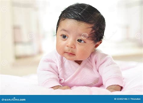 Aanbiddelijk Meisje Met Zwart Haar Stock Foto Image Of Aanbiddelijk