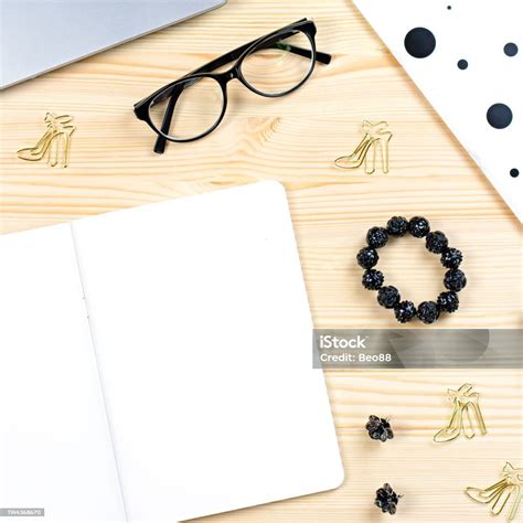 노트북 랩톱 데코 및 액세서리 평면도 복사 공간을 갖춘 여성 사무실 책상 0명에 대한 스톡 사진 및 기타 이미지 0명 개인 장식품 검은색 Istock