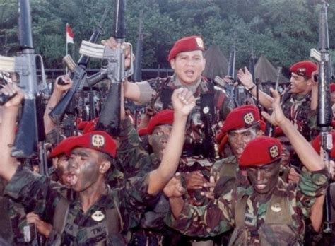 Momen Prabowo Subianto Digendong Prajurit Kopassus Netizen Langsung
