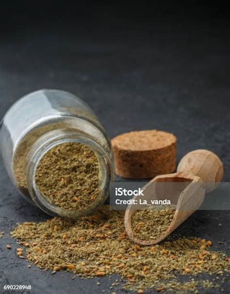 재운오리엔탈의 믹스 어두운 돌 배경에 향료 조미료 말린된 약초로 만든 참 깨 수 맥 소금 및 다른 향미료와 함께 혼합 선택적 초점 건조 식품에 대한 스톡 사진 및 기타