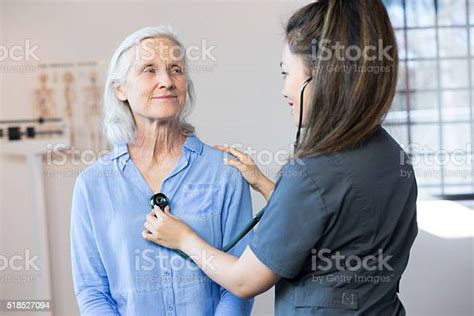 상석 여성 진료실 방문 의사에 대한 스톡 사진 및 기타 이미지 의사 흉부 상체 듣기 Istock