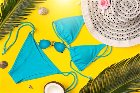 노란색 배경에 해변 테마입니다 노란색 배경에 선글라스 모자 야자수 잎 수영복 맨 위 보기 개념에 대한 스톡 사진 및 기타 이미지 Istock