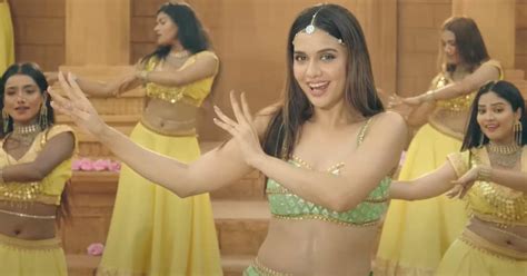 Divya Agarwal Slays With Her Desi Moves In Koi Sehri Babu Watch Now