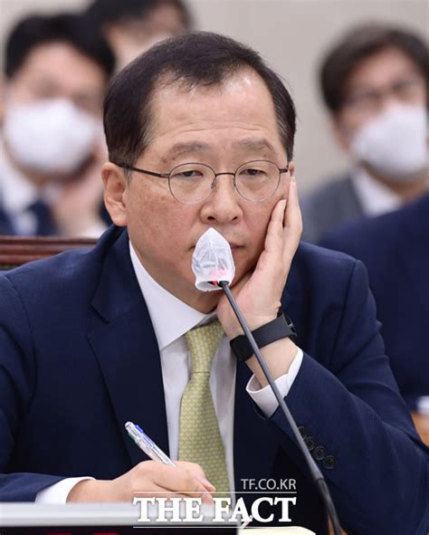 의원 질의 들으며 고심하는 조승환 해수부 장관 Tf사진관 포토 기사 더팩트