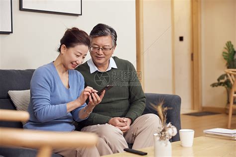 老人在家给儿女打电话高清图片下载 正版图片502352678 摄图网