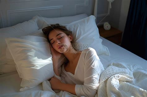 女子躺在床上高清图片下载 正版图片601035150 摄图网