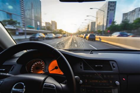 正在驾驶的汽车高清图片下载 正版图片600362339 摄图网
