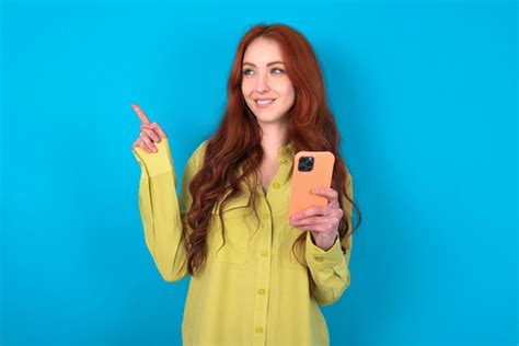 Premium Photo Wow Excited Woman Showing Mobile Phone With Open Hand