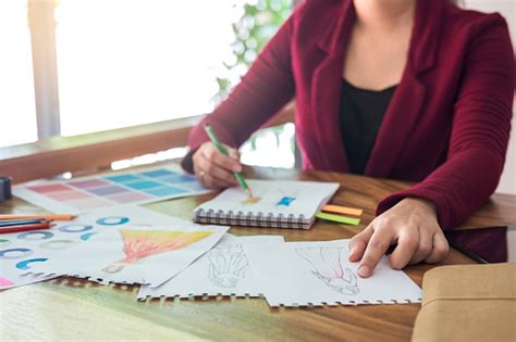 전문 패션 디자이너 작업 및 직장 및 색상 차트에서 옷에 대 한 밑그림을 그리기의 클로즈업 Cmyk에 대한 스톡 사진 및 기타 이미지 Cmyk 가위 건축 Istock