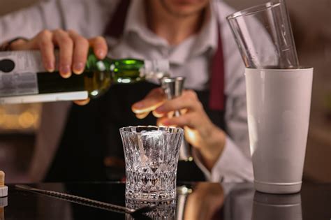 Barmen 알코올 칵테일 만들기입니다 신선한 알코올 칵테일 오렌지 조각과 얼음 조각으로 페니실린 건강관리와 의술에 대한 스톡