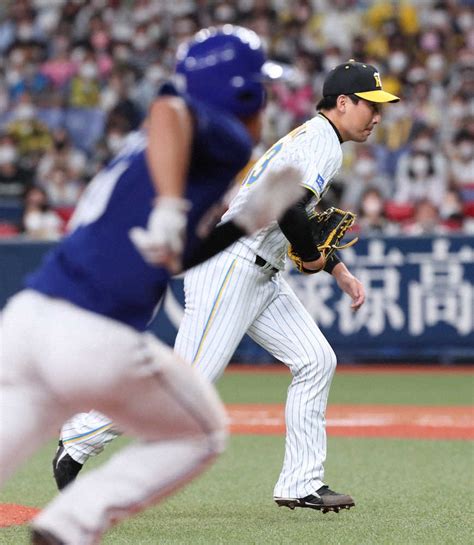 ＜神・中＞9回1死一、三塁、代打・木下の時に三塁走者・三好の生還を許した岩崎（撮影・奥 調） ― スポニチ Sponichi Annex 野球