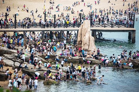 Chinese Beaches Full Of Bathers As Authorities Attempt To Clean Up