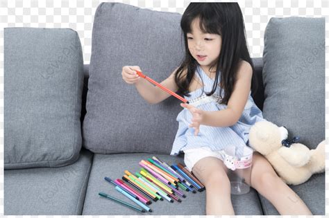 소파에 앉아 있는 어린 소녀 Png 일러스트 무료 다운로드 Lovepik