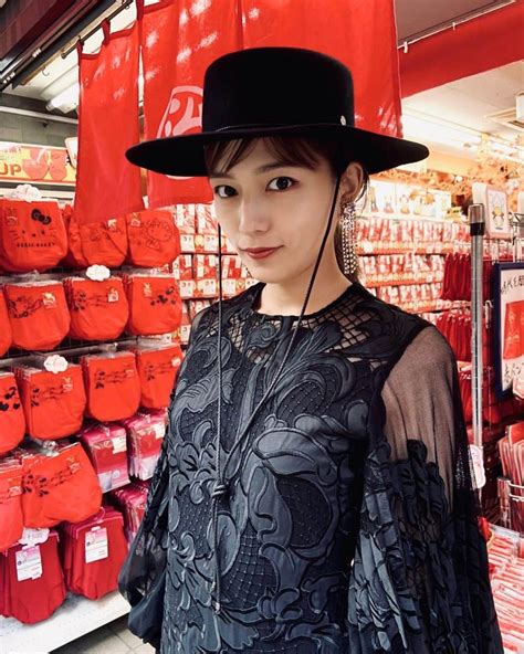 Gingerさんのインスタグラム写真 Gingerinstagram「巣鴨地蔵通り商店街の赤パンツ屋とはーちゃん🤣 なんともシュールで