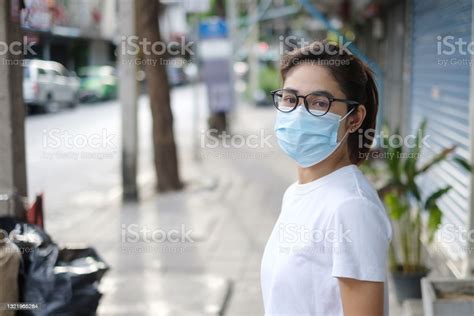 길 보도와 야시장에서 걷는 동안 의료 용 얼굴 마스크를 착용한 여성은 코로나 바이러스 또는 코로나 바이러스 질환 을 예방합니다
