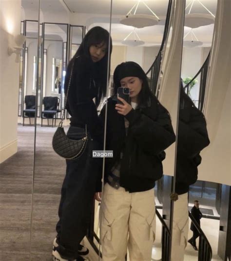 제니 사복패션 속 명품 스니커즈 브랜드는 샤넬 신발 양털 운동화 귀여워 네이버 블로그