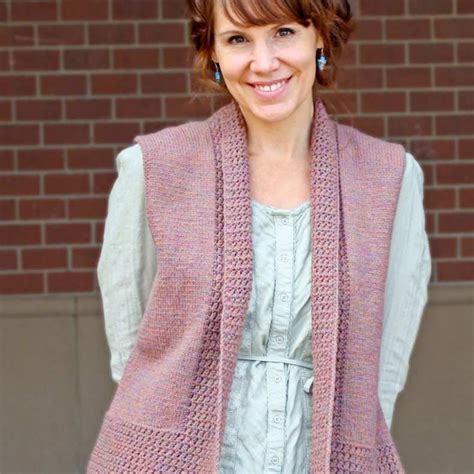 Жилетки женские вязаные спицами 80 фото