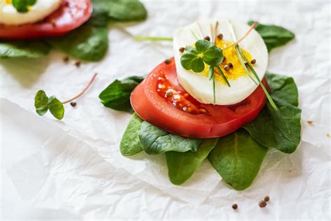 흰 종이에 얇게 썬 토마토 달걀 시금치 잎과 마이크로 그린 0명에 대한 스톡 사진 및 기타 이미지 0명 건강한 식생활