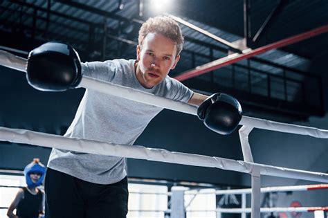 피곤한 젊은 남자 에 흰색 셔츠와 보호 장갑 권투 반지의 매듭에 기대어 25 29세에 대한 스톡 사진 및 기타 이미지 25 29세 강사 건강한 생활방식 Istock