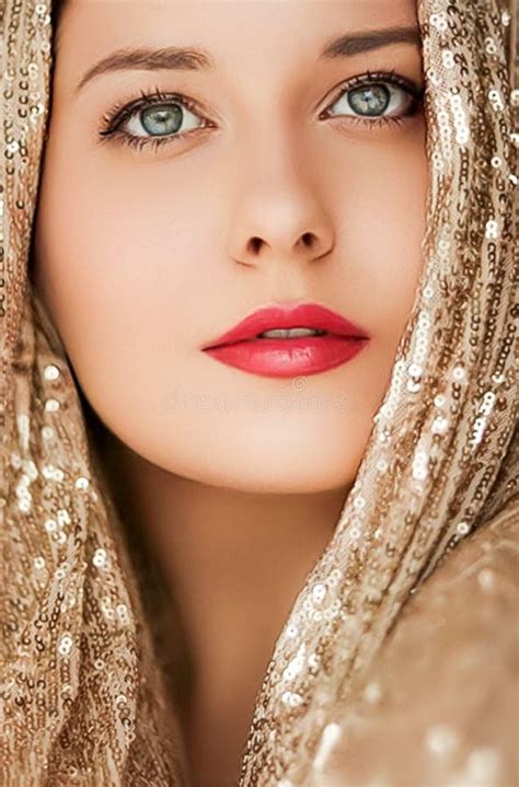 Moda De Luxo De Beleza E Mulher De Glamour Vestida De Ouro Imagem De