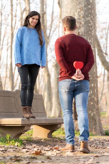 Premium Photo Man Surprises His Girlfriend With A Heartshaped T
