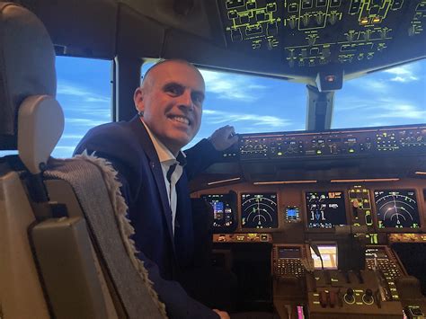 Trainingszentrum Berlin Lufthansa Weiht Neuen Boeing 777 Simulator Ein