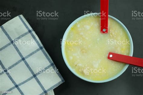 쌀 죽을 다진 돼지 고기와 생 계란 믹스를 먹는다 아침에 죽 또는 콘지 접시 건강한 식생활에 대한 스톡 사진 및 기타 이미지