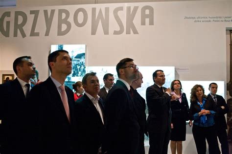 Szef Msz Rados Aw Sikorski Z Wizyt W Muzeum Muzeum Historii Yd W Polskich Polin W Warszawie